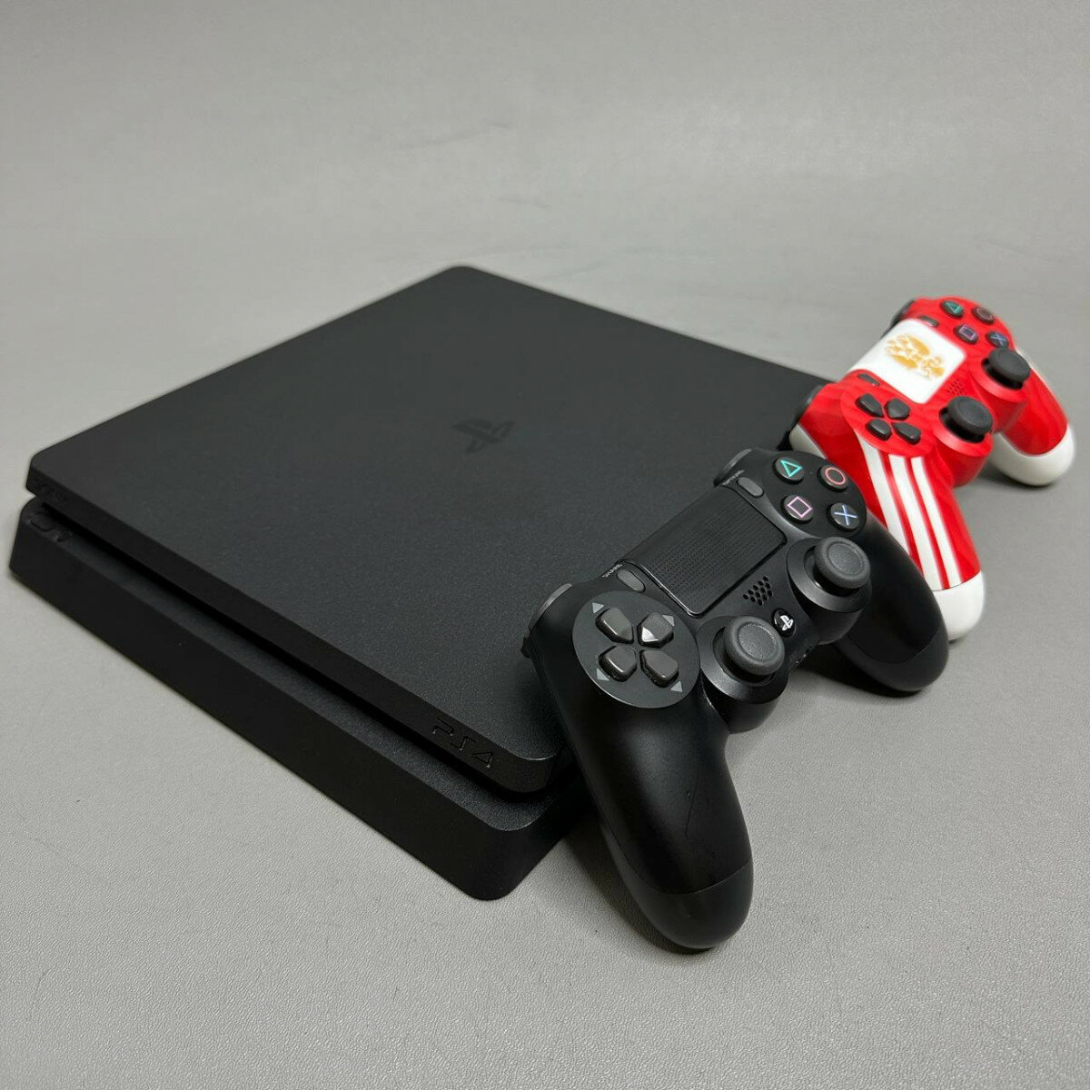 Игровая приставка Sony PlayStation 4 Slim 1000 ГБ HDD, без игр, черный + 2 геймпада
