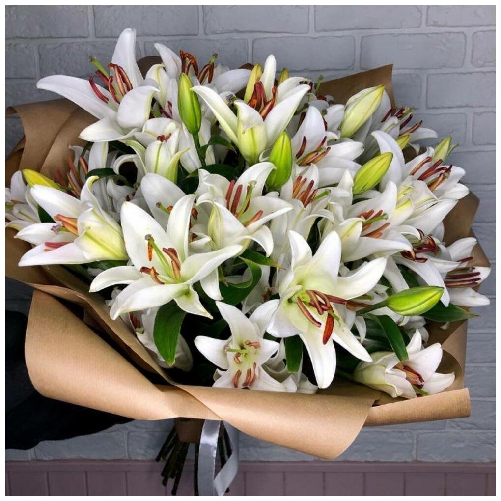 Букет Well Flowers "Лилии", 9 штук, круглый, пленка, высота 60 см свежий букет цветов