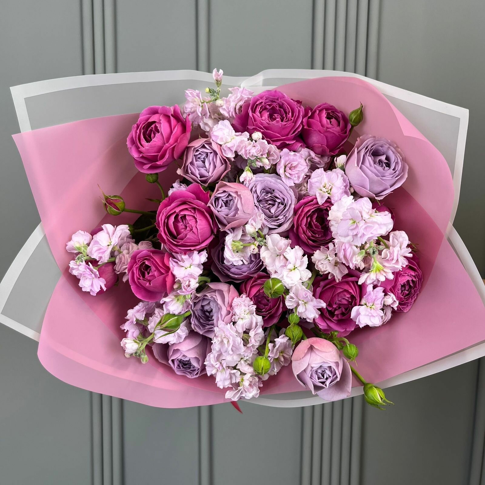 Букет из кустовых роз и маттиолы "Мисти баблз", 15 цветов, дизайнерская упаковка, лента