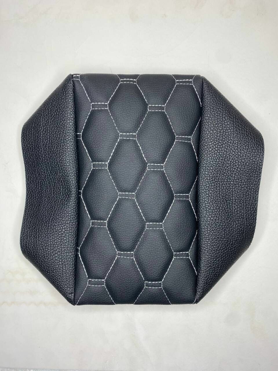 Чехол подлокотника лада приора черный с белой строчкой "сота" экокожа износостойкий