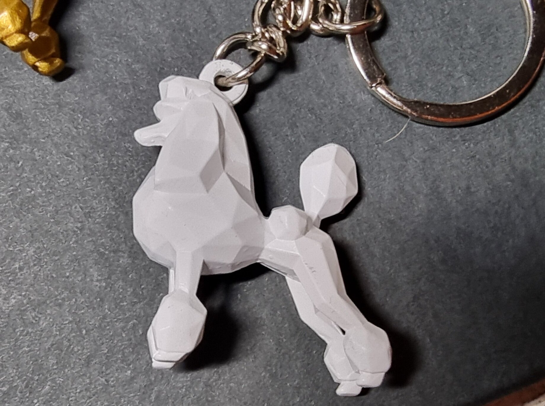 Брелок фигурка королевского пуделя. Металл, цинк с белым лаком. Авторская модель. 3.5см в высоту. Ограниченный тираж!