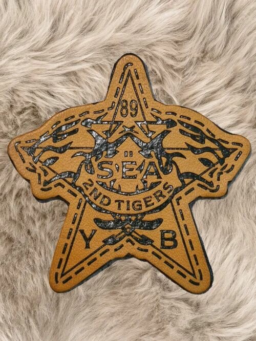 Универсальная нашивка из экокожи, тип 2, размер 4.3х4,3 см