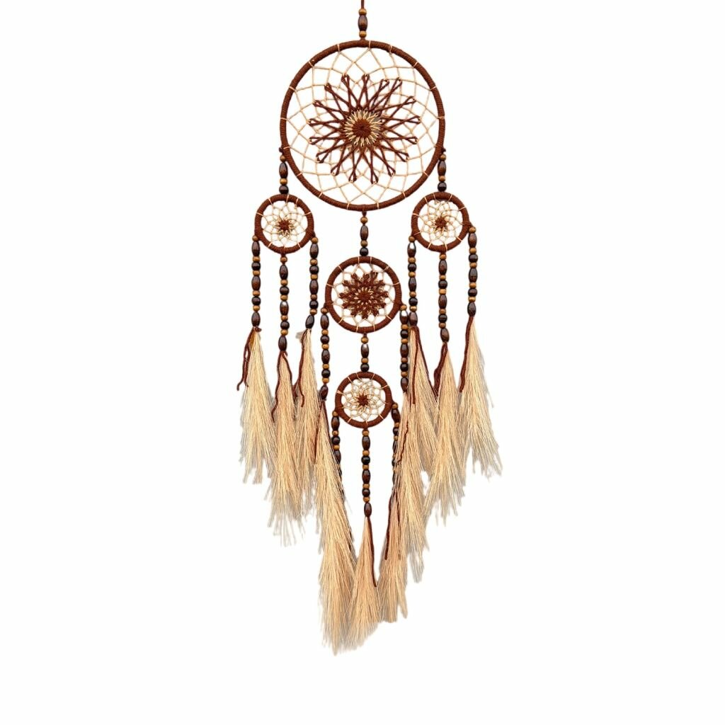 Ловец снов из макраме с пампасной травой и деревянными бусинами