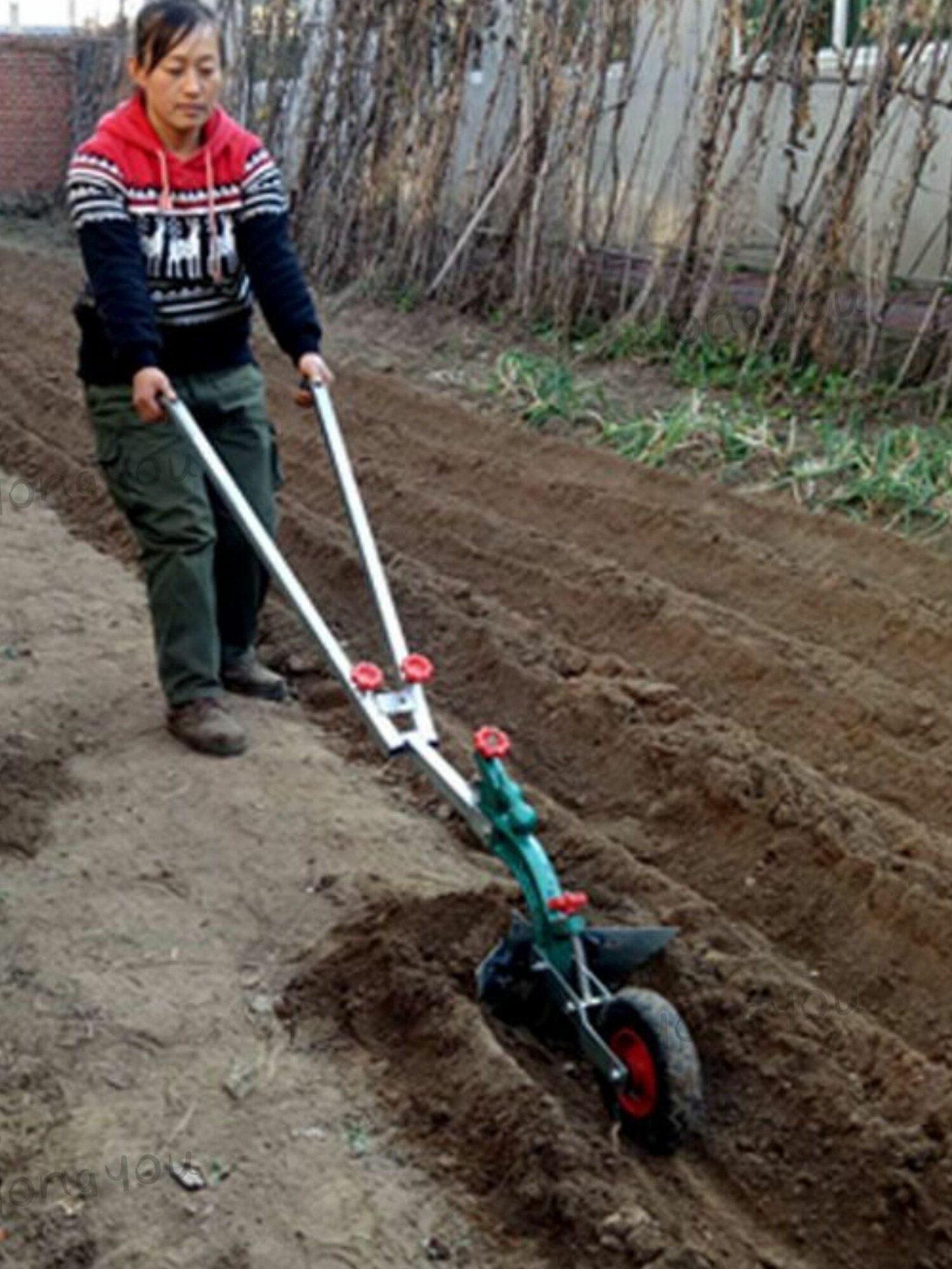 Ручная пахотная машина с двойной рукояткой, пригодная для переворачивания почвы, рытья канав, подъема гребней