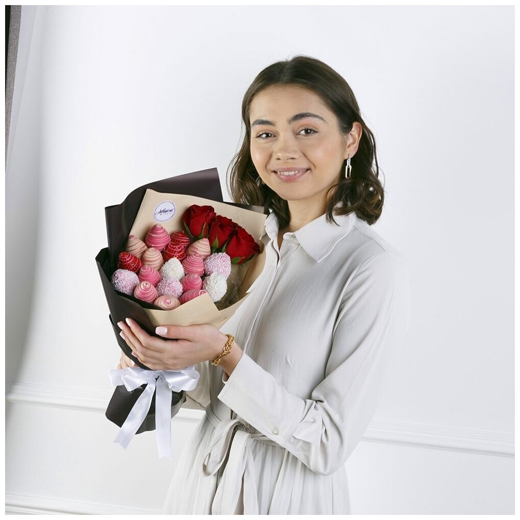 Букет Magic Flower "Сладкое воспоминание", съедобный, роза Кения, клубника в шоколаде