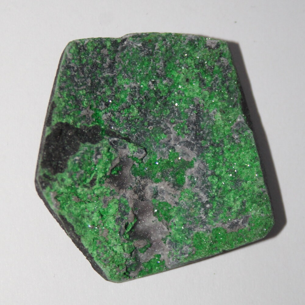 Уваровит кабошон, натуральный камень, 36х34х3 мм, Урал, Сараны, «True Stones»