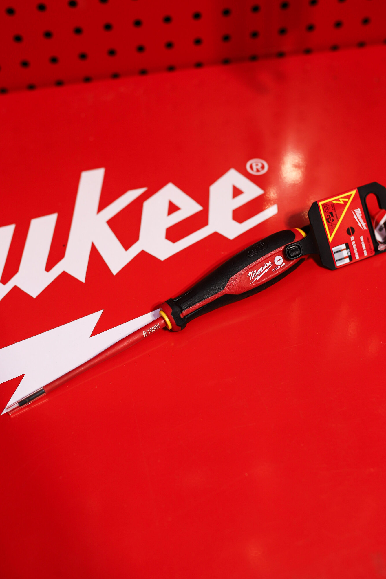 Отвертка диэлектрическая Milwaukee трехгранная рукоятка VDE SL 0.5x3 x100