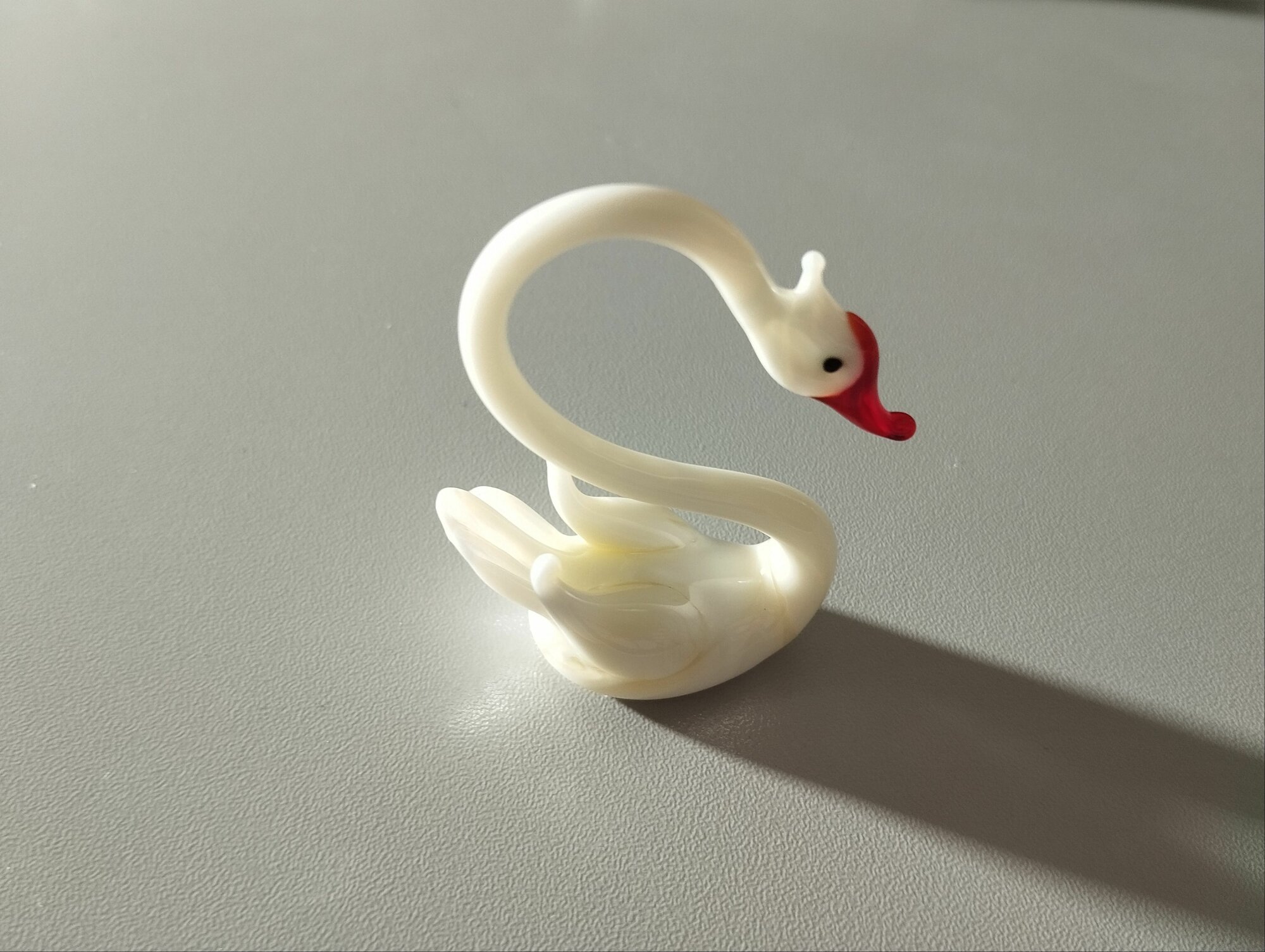 Стеклянная фигурка лебедь