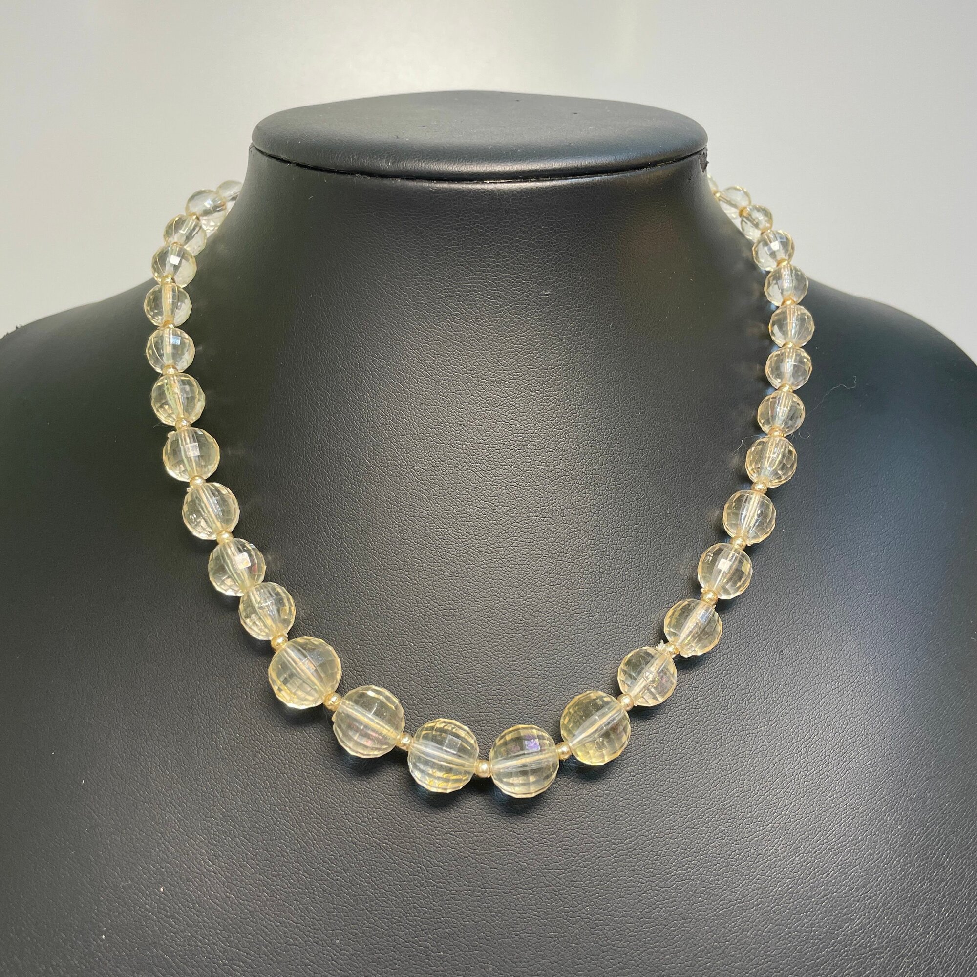 Винтажные пластиковые бусы, времен СССР, длина 47 см.