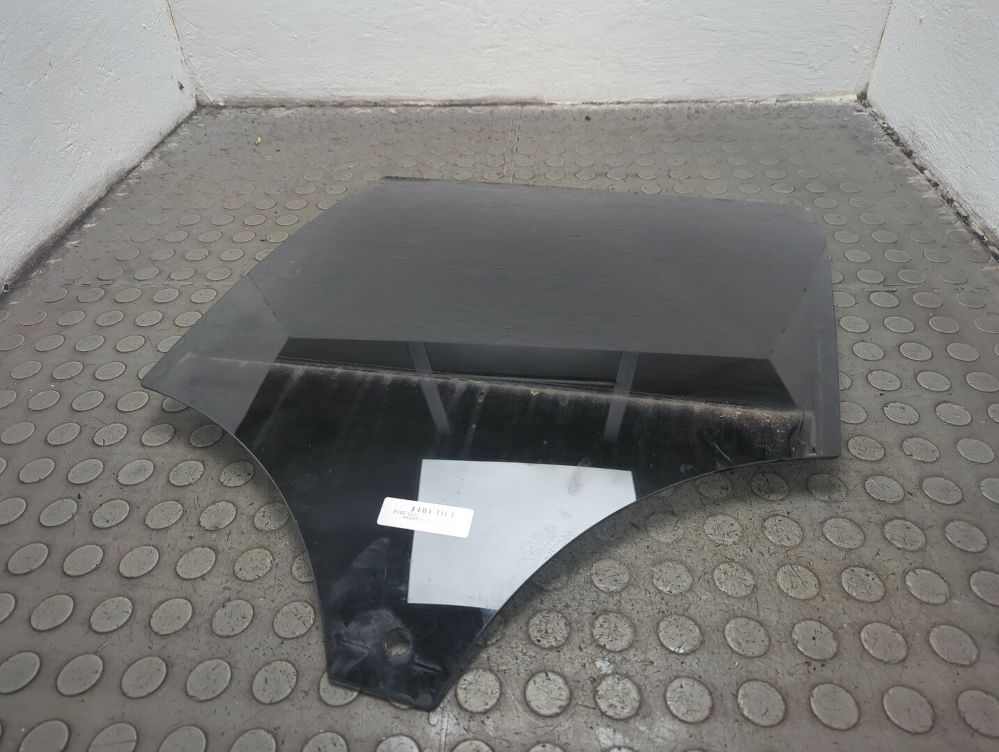 Стекло боковой двери левое заднее Volvo XC40 Б/У