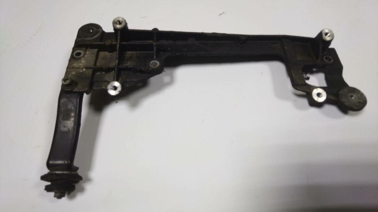 Кронштейн (крепление) радиатора Volkswagen Passat B6 2006 03G131159