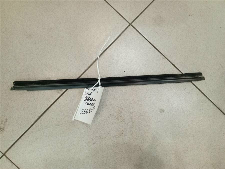 Уплотнитель стекла двери задней левой (бархотка внутренняя) от Volkswagen Polo 3 1994-2001