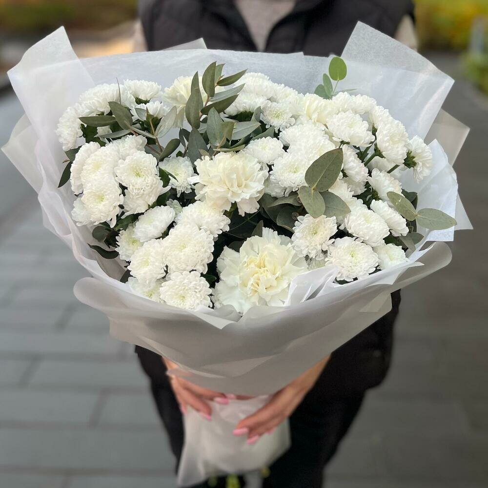 Букет из белых хризантем, диантусов и эвкалипта - римская роза