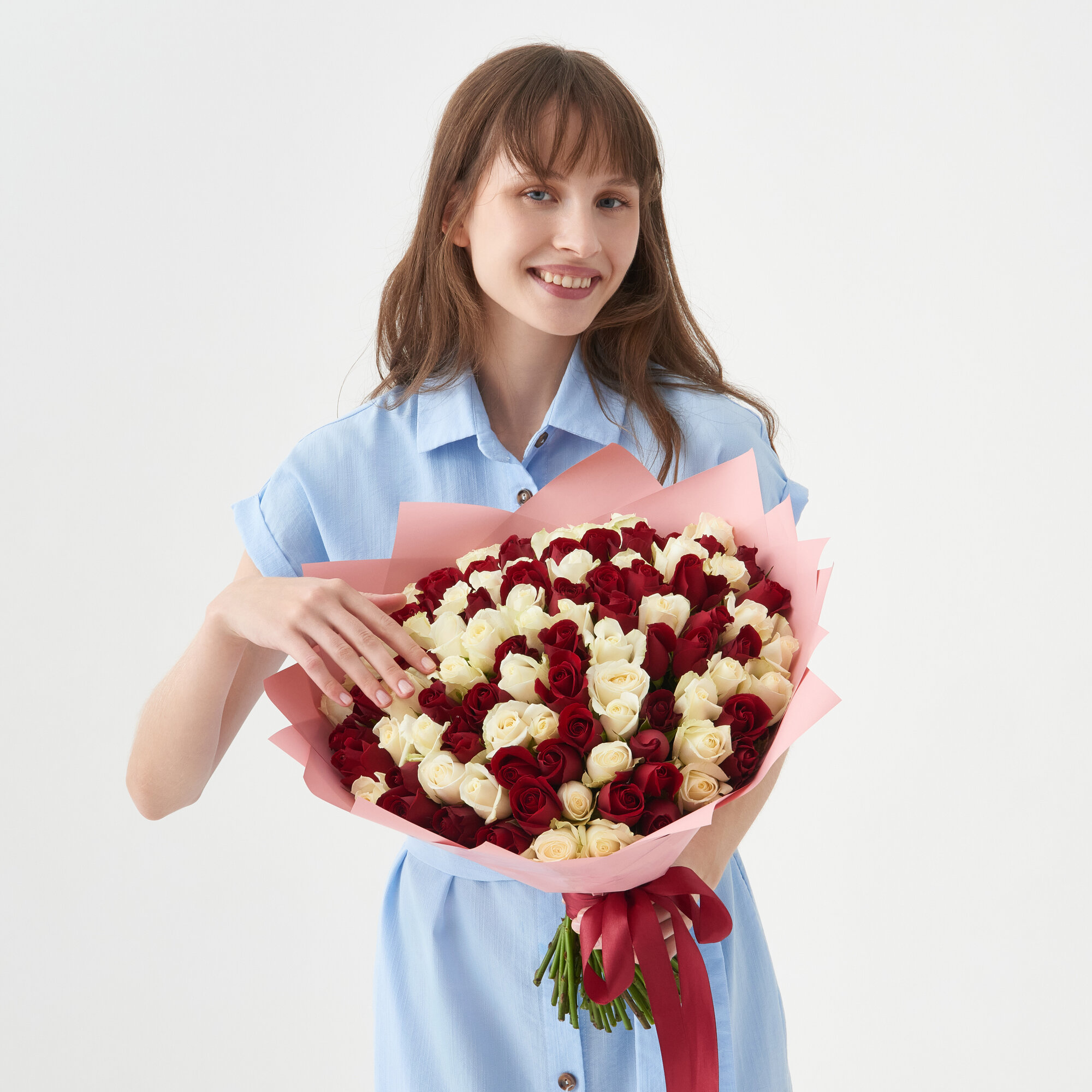 101 роза красно-белый микс 40 см в дизайнерской упаковке, розы с доставкой