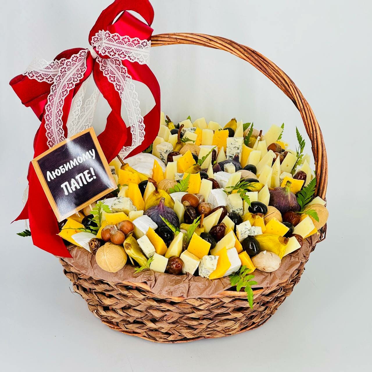 Подарок любимому папе на День отца. Подарочная корзина с сыром, сухофруктами и орехами. Букет из сыра