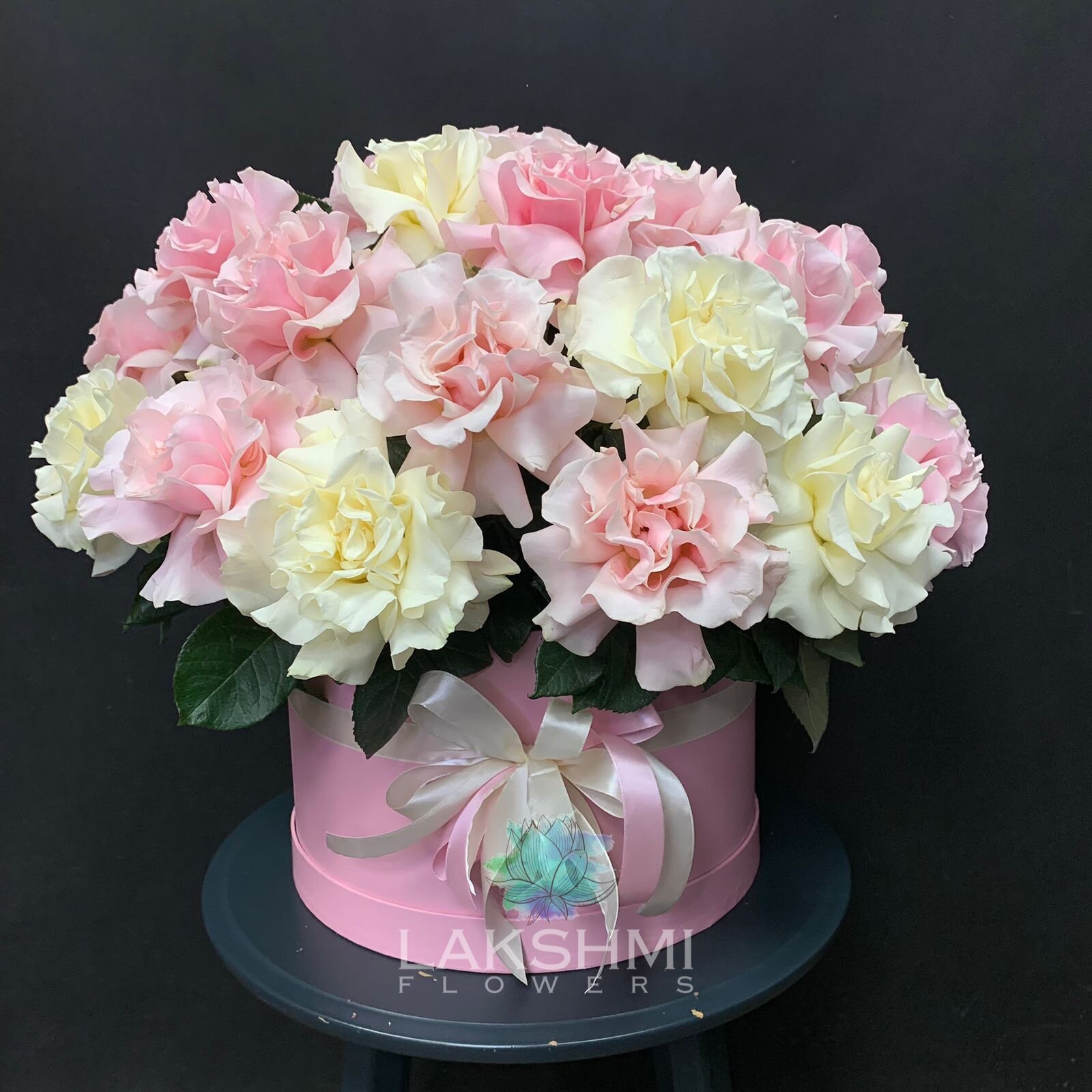 35 белых и розовых французских роз в шляпной коробке / Вывернутые розы микс