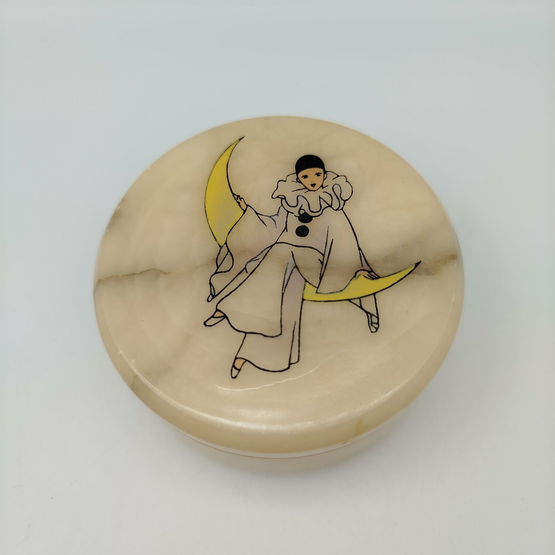 Шкатулка круглой формы, украшенная изображением Пьеро на полумесяце
