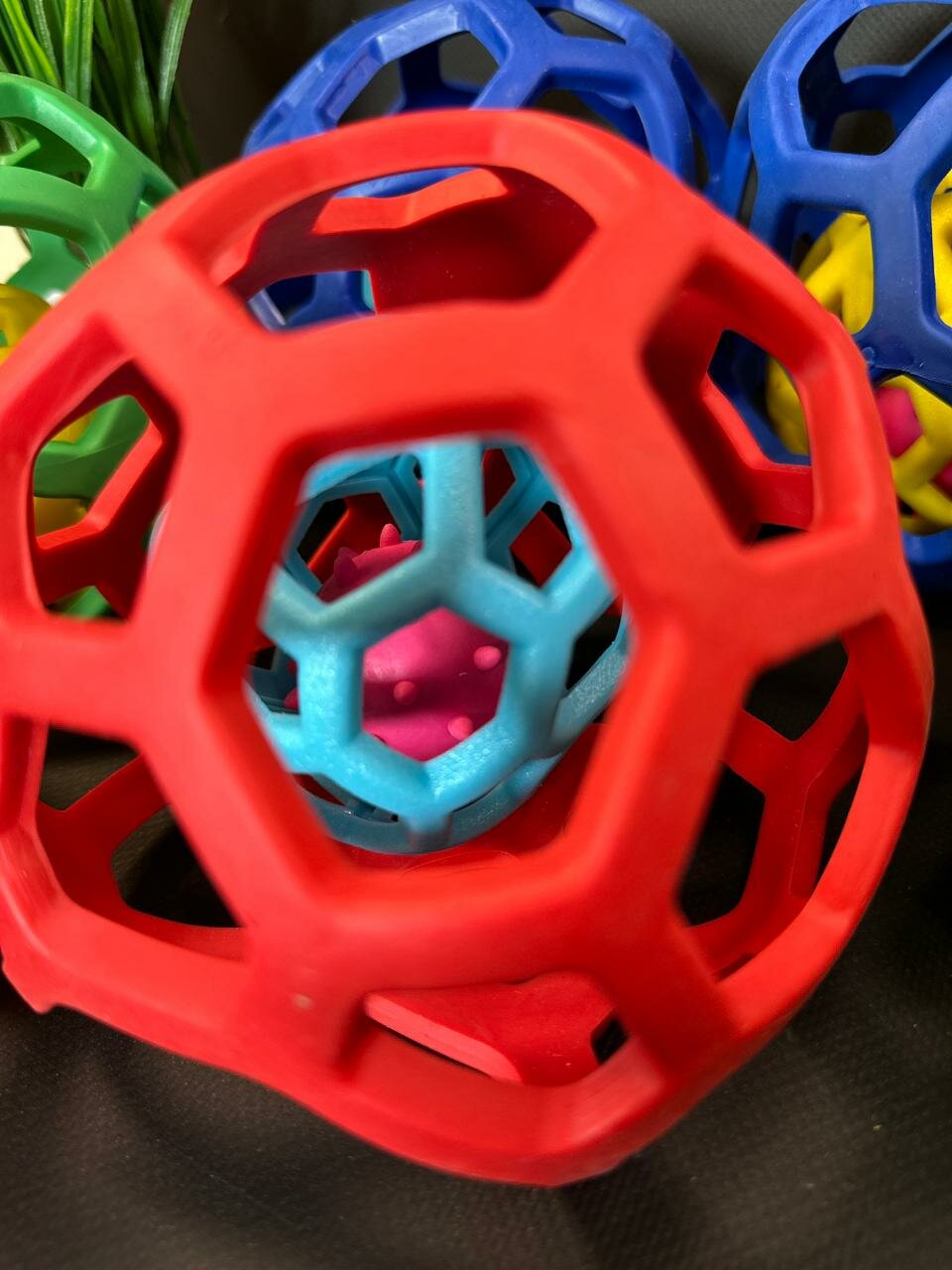 Мячик-погремушка для собак 9см. внутри тянущего мяча 14см. Для любых размеров и пород. Для чистки зубов. Интерактивный. Со звуком