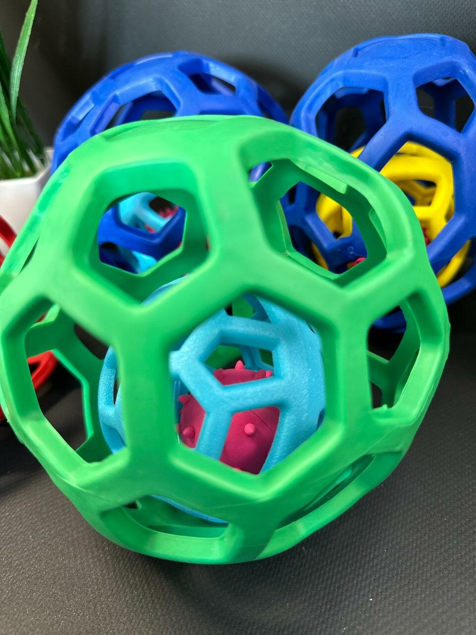 Мячик-погремушка для собак 9 см. внутри тянущего мяча 14см. Для любых размеров и пород. Для чистки зубов. Интерактивный. Со звуком