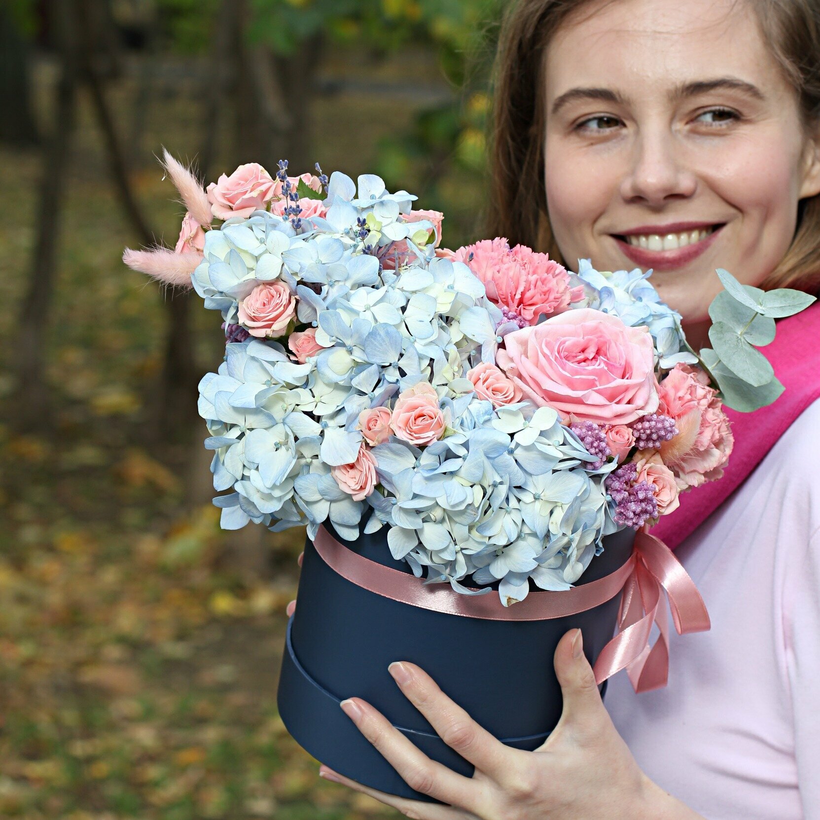 "Океан Флори" Большая ассиметричная композиция 71 в синей гамме с гортензией и розами в шляпной коробке