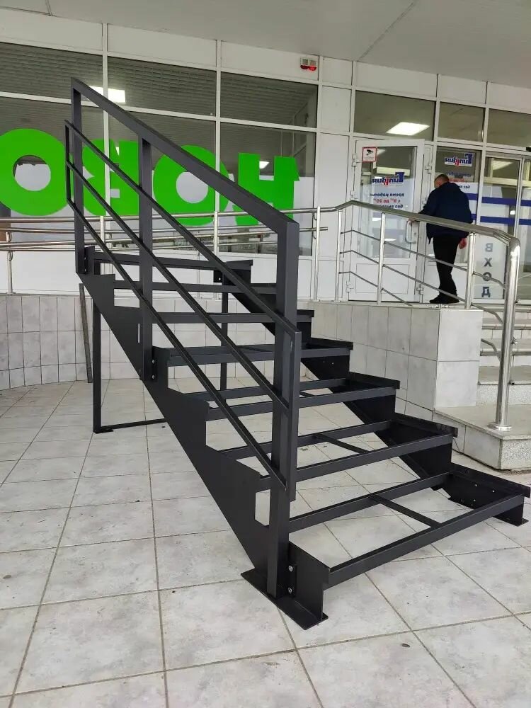 Лестница-крыльцо ,9 ступеней, без ДПК, ограждение с одной стороны. Ширина 1м, высота 1,5м.