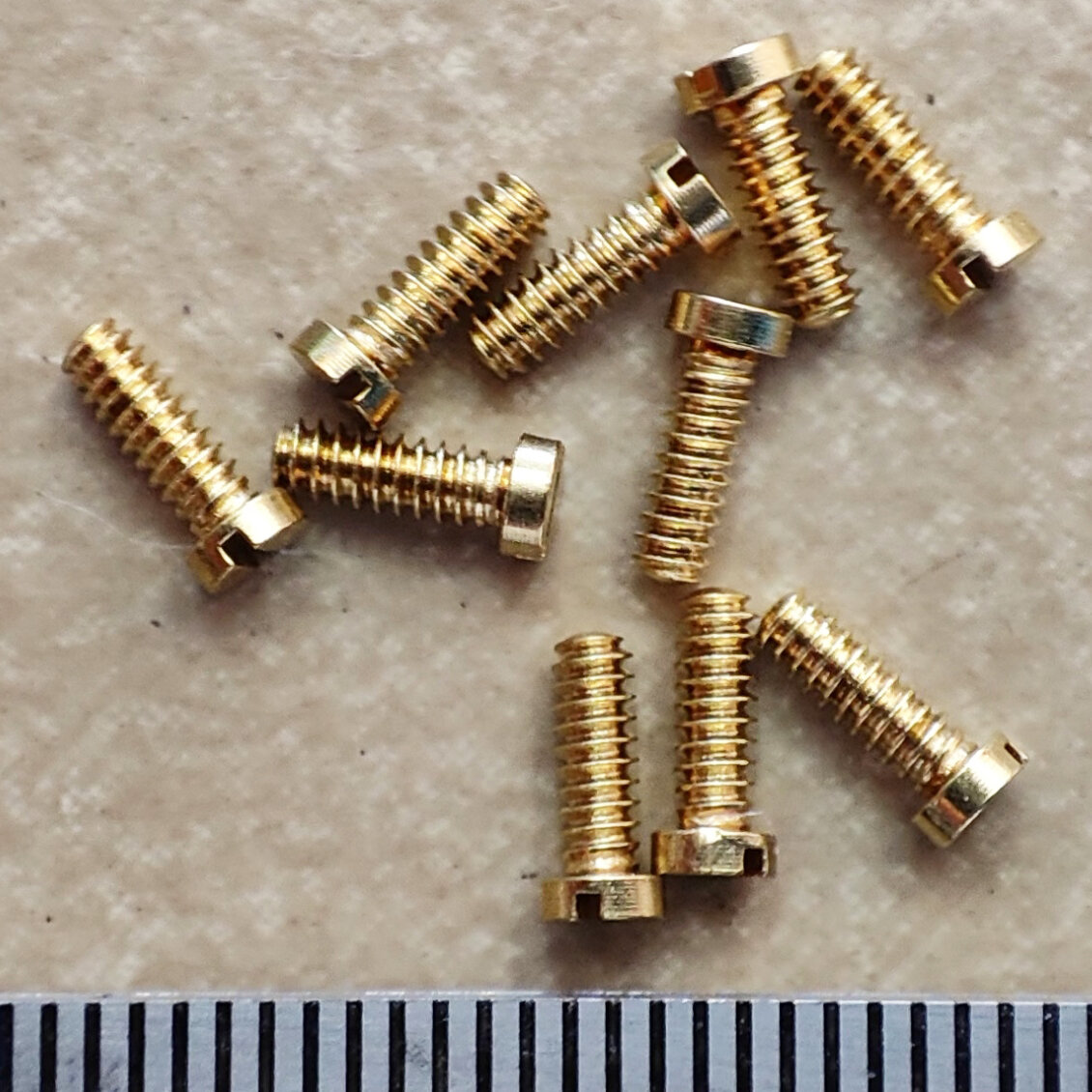 Миниатюрные латунные винты с плоской шляпкой М1х3, 10 шт