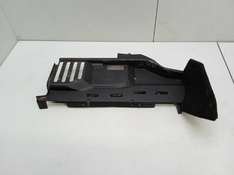 Б/У правая под бардачком, Ленд Ровер Дискавери 3 Накладка Land Rover Discovery 3 2005 135887 LAND ROVER арт. LR017410, FBS...