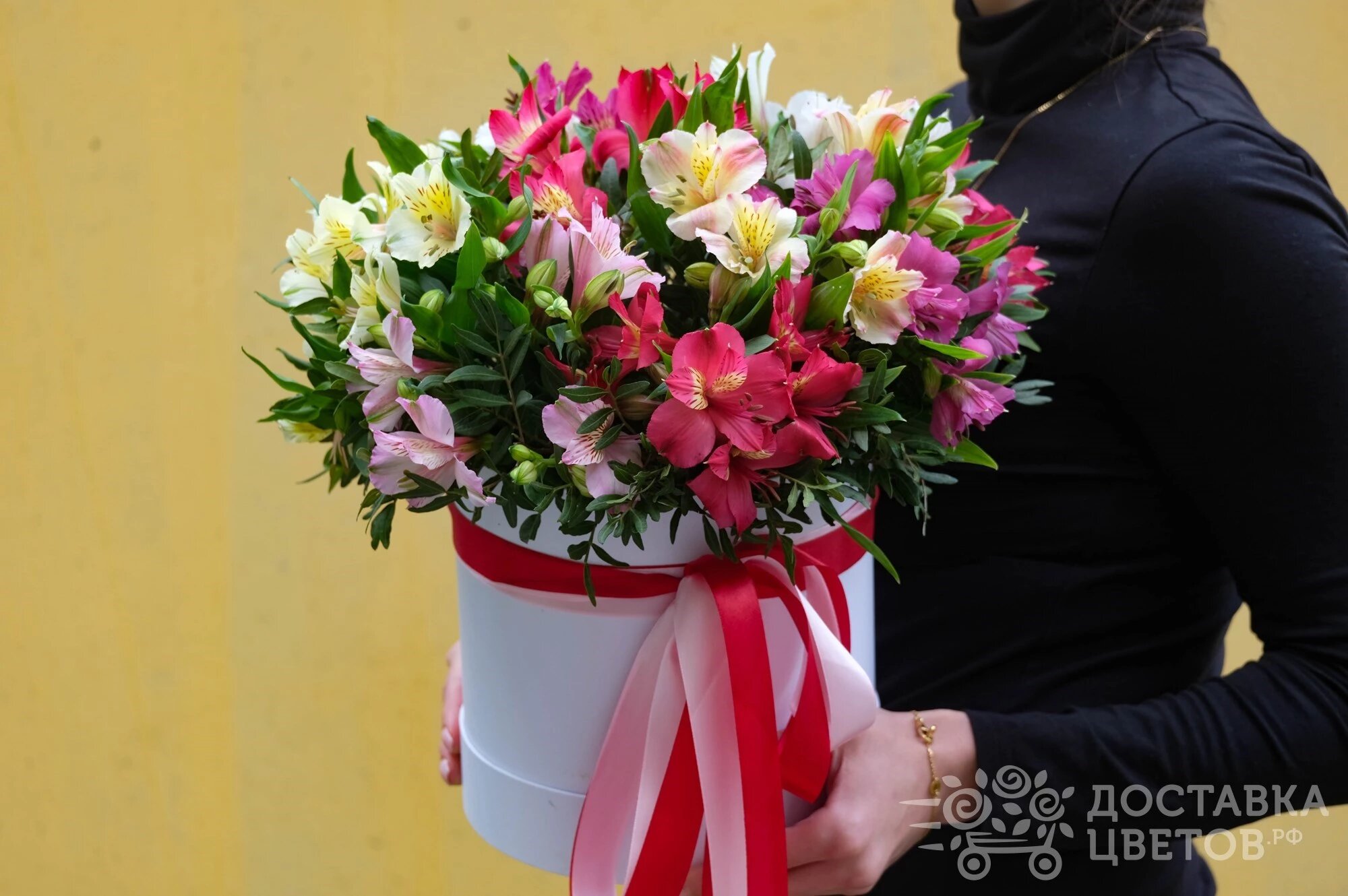 Композиция из 9 альстромерий в шляпной коробке