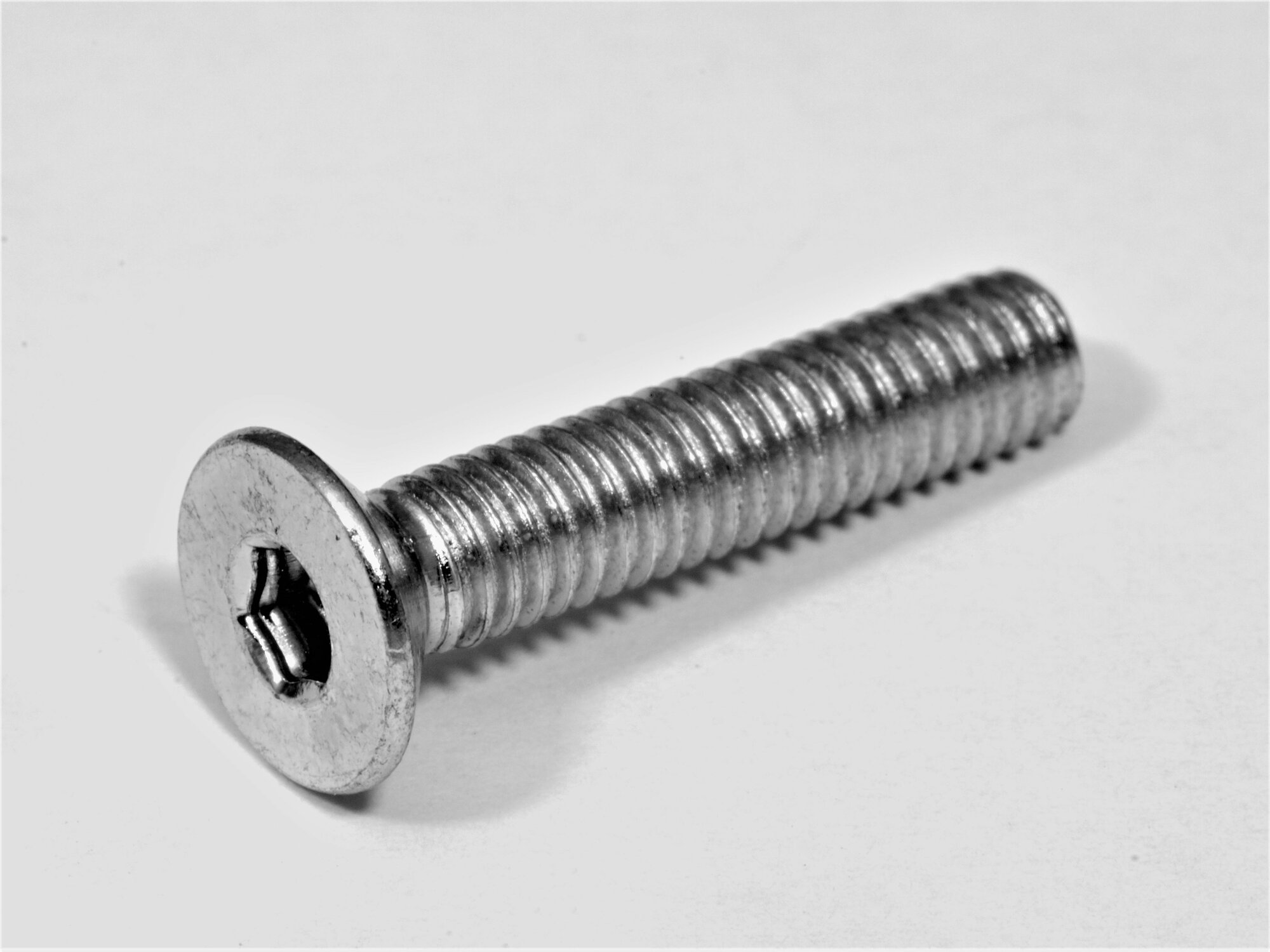 Винт с потайн. гол. и внутренним шест. М4 х 20 DIN 7991, L07 / 50 шт / соберизавод