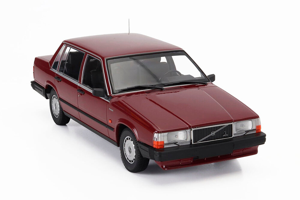 Модель коллекционная MINICHAMPS Volvo 740 gl 1986 dark red