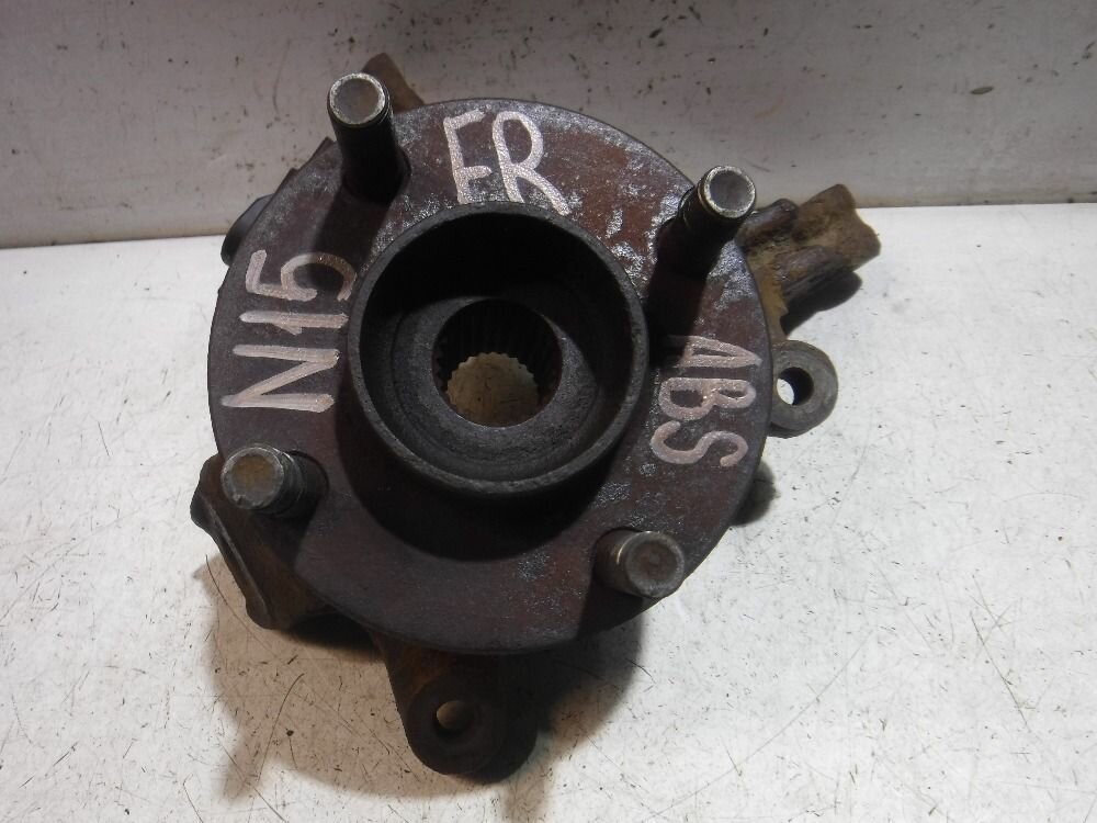 Кулак передний правый Nissan Almera N15