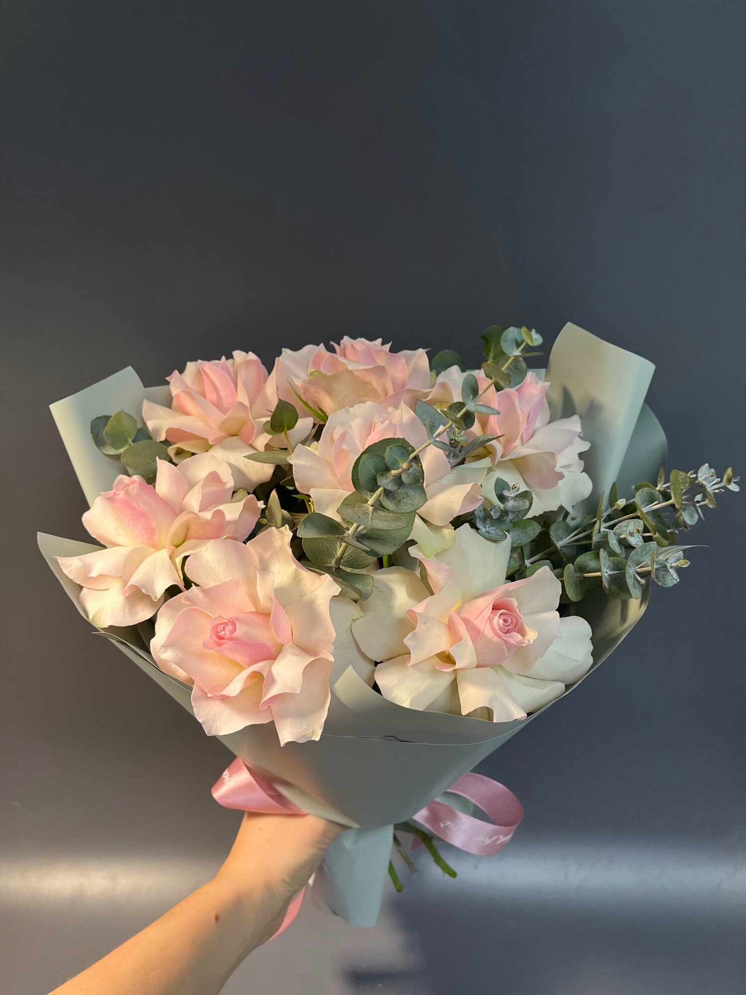 Букет из 7 розовых французских роз с ароматным эвкалиптом. Цветы для любимой.