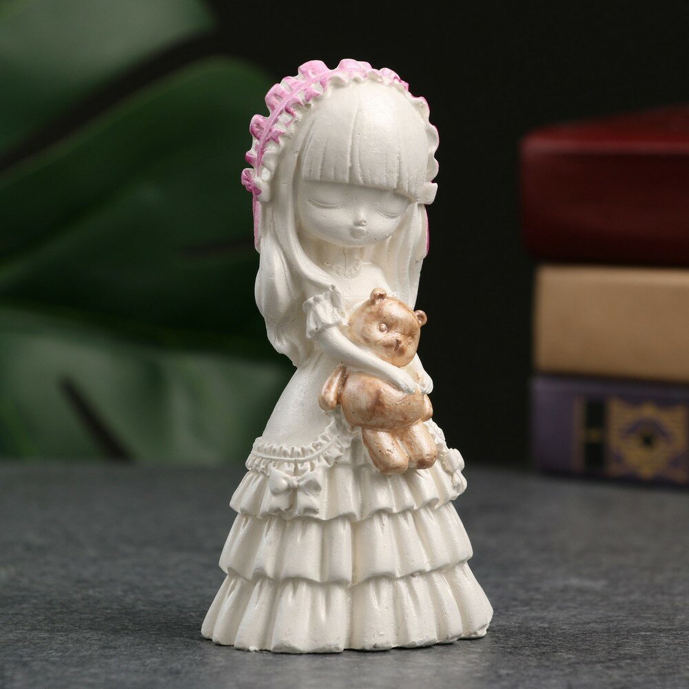 Фигура "Девочка с мишкой"