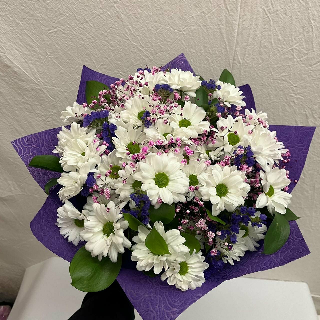 Букет из хризантемы, статицы и гипсофилы "Трям"