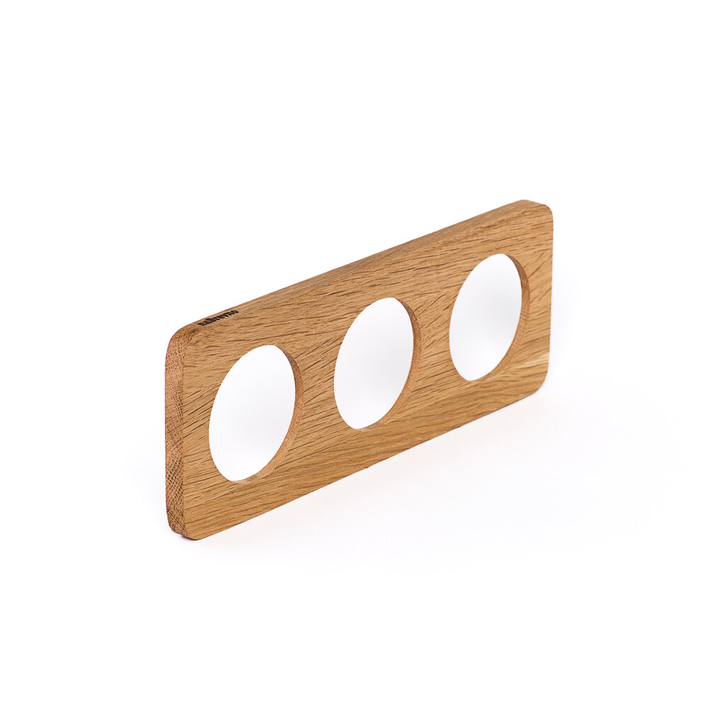 Тройная деревянная рамка для выключателей и розеток Legrand Celiane, светлый дуб