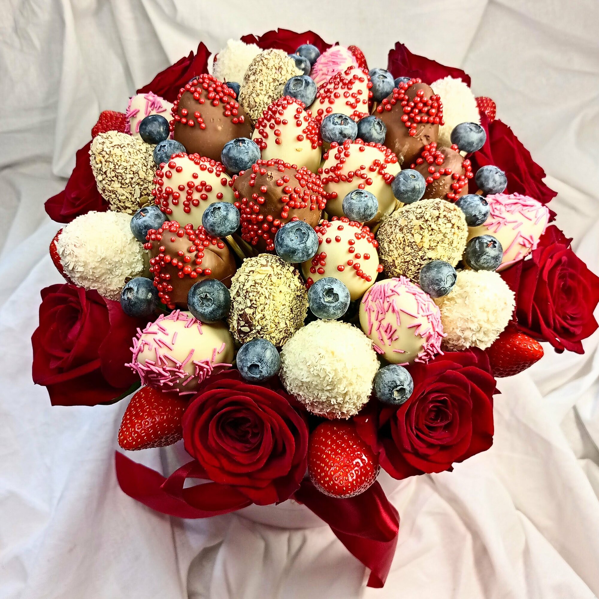 Клубника в шоколаде с красными розами в коробке ShokoTrendy SND0682