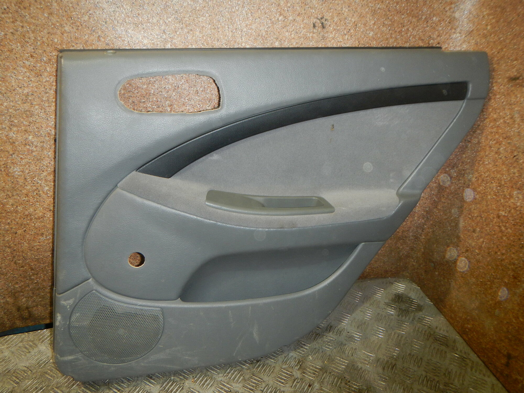 Б/У Обшивка двери задней правой, Chevrolet (Шевроле)-LACETTI (04-13) CHEVROLET LACETTI (04-13) хетч Грязная, потертости. ...