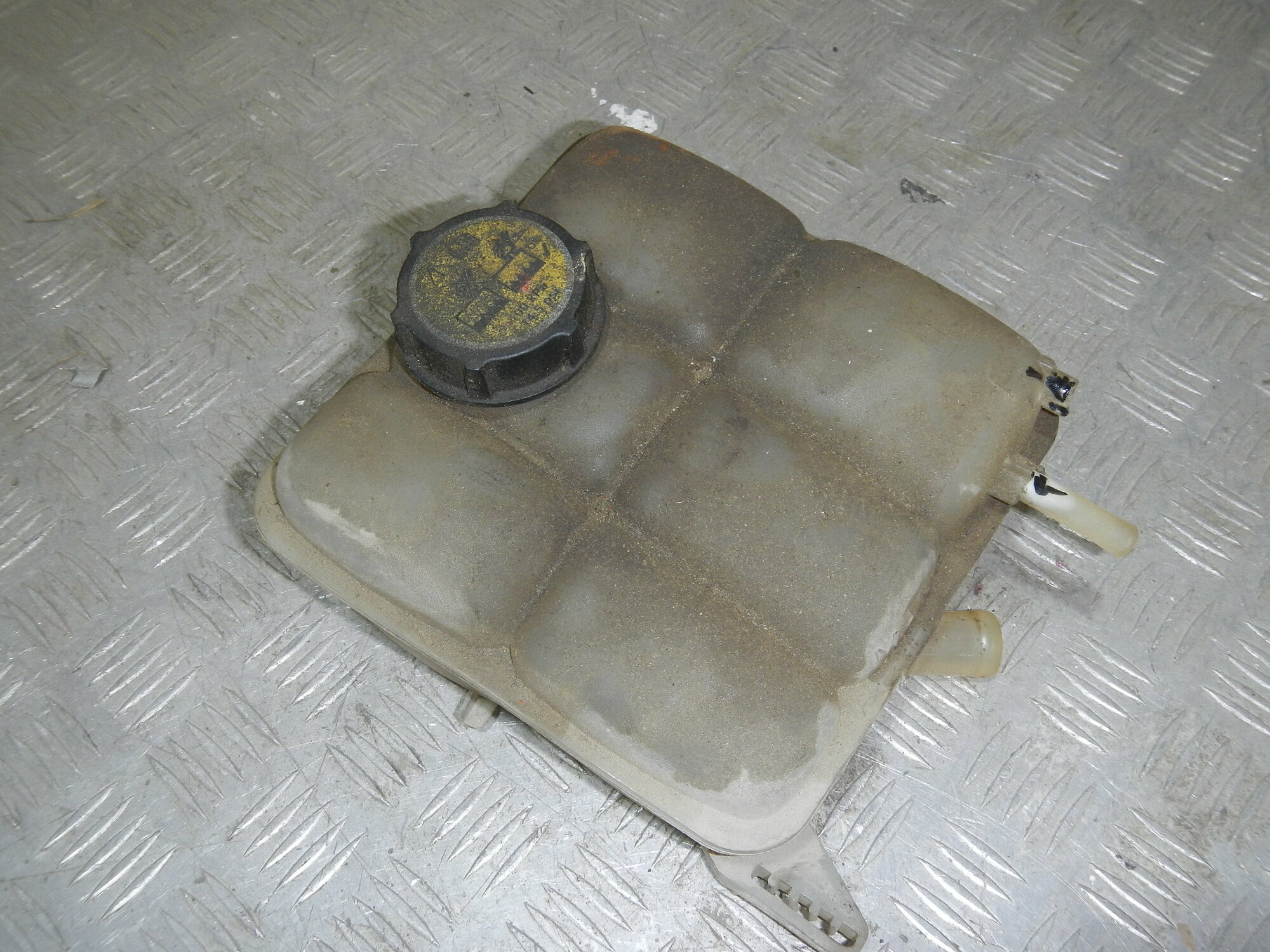 Б/У Бачок расширительный, Mazda (Мазда)-3 (BK) (02-09) MAZDA 3 (BK) (02-09) сломана 1 трубка. 511637 MAZDA арт. 3M5H8K218AJ