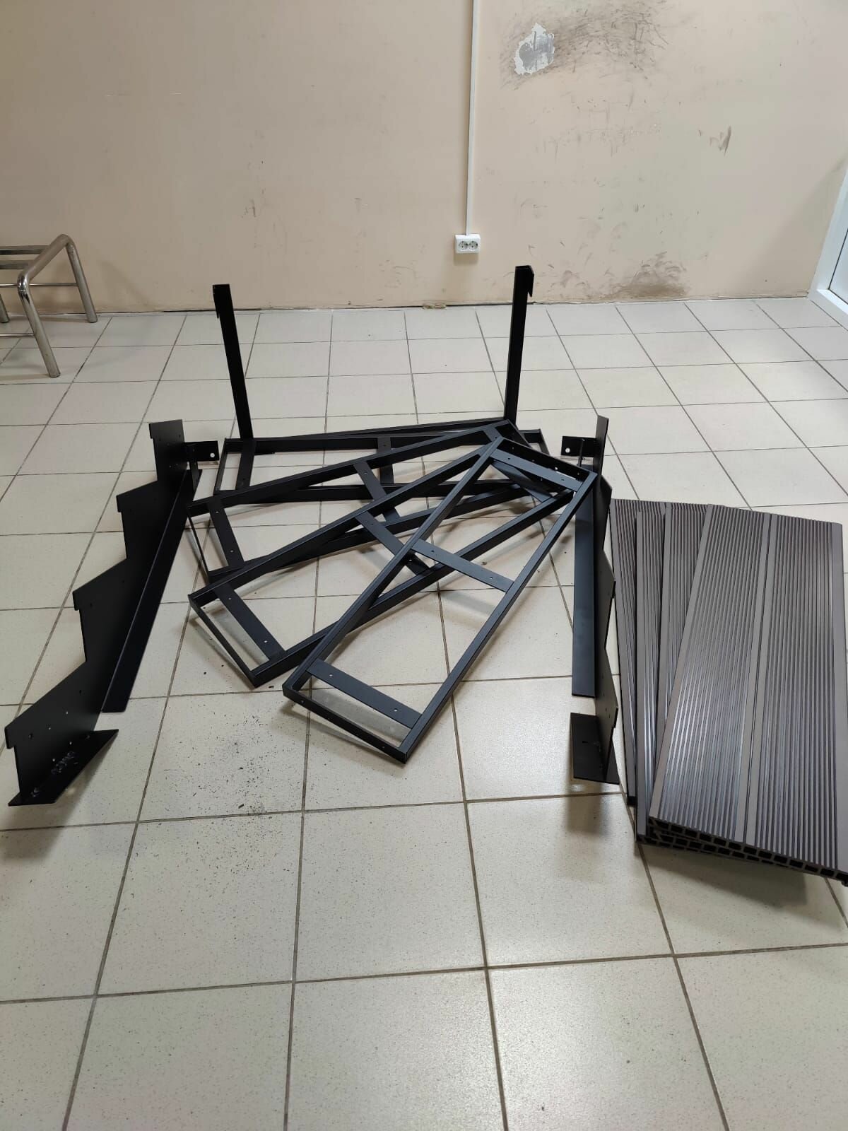 Лестница-крыльцо 4 ступеней, с ступенями ДПК, без ограждения. Ширина 1м, высота 72 см, глубина(длина)-1 м. Разборное.