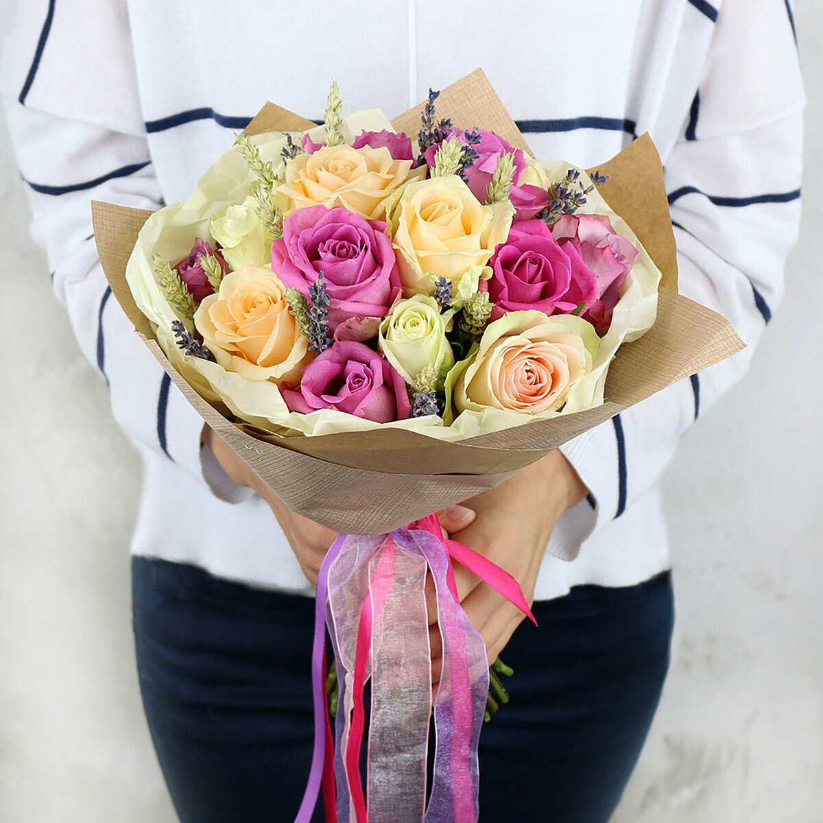 Букет Букет Маркет "Букет из роз, пшеницы и лаванды в крафте"