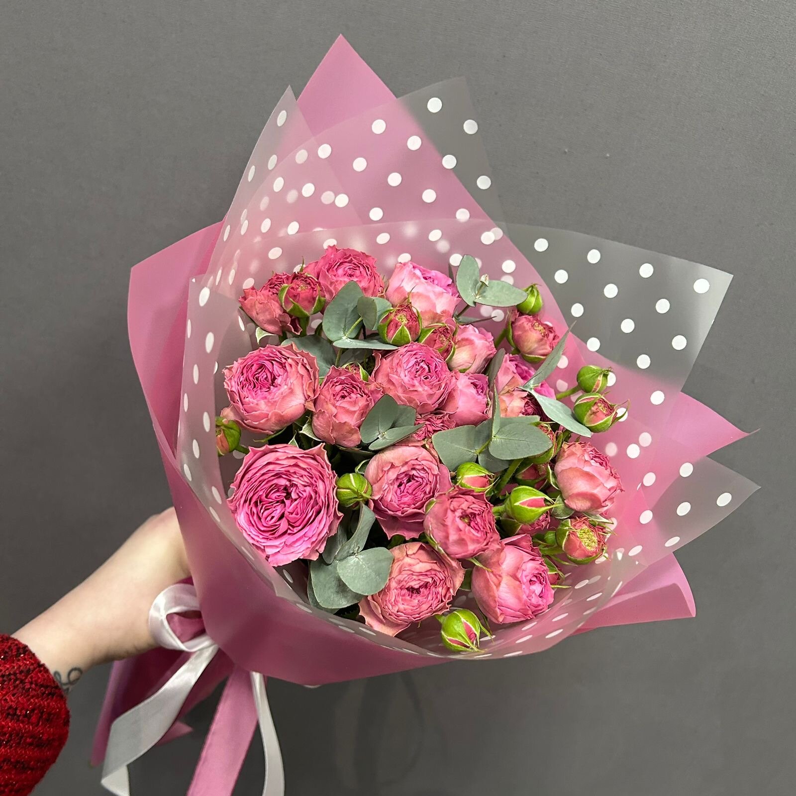 Букет из 5 веток пионовидной розы Мисти Баблз в двухцветной пленке