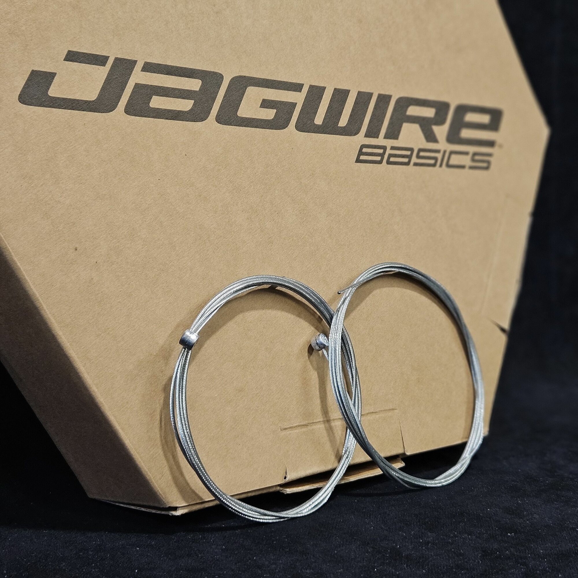 Комплект из 2-х тросов тормоза для велосипеда Jagwire MTB Brake Galvanized, стальные с гальваническим покрытием против ржавчины, длина - 2000 мм, толщина - 1.6 мм, 2 штуки в комплекте