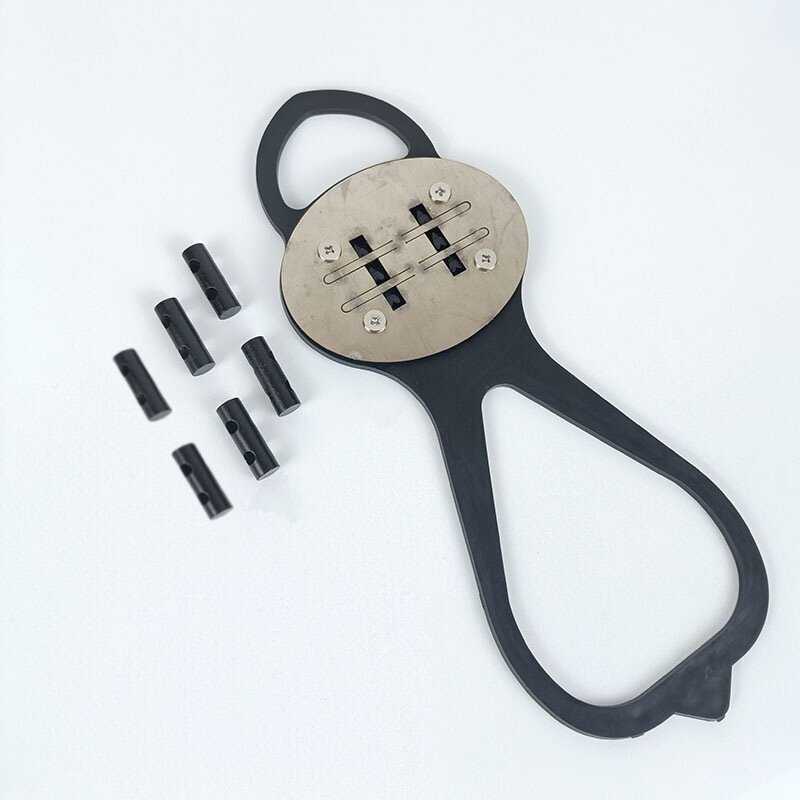 Подошвы обуви создают искры, кремень и магниевые стержни вызывают искры, ножные тормоза создают искры, подошвы сгибаются и трются о слайдеры, велосипедная обувь, как в стиле TikTok.