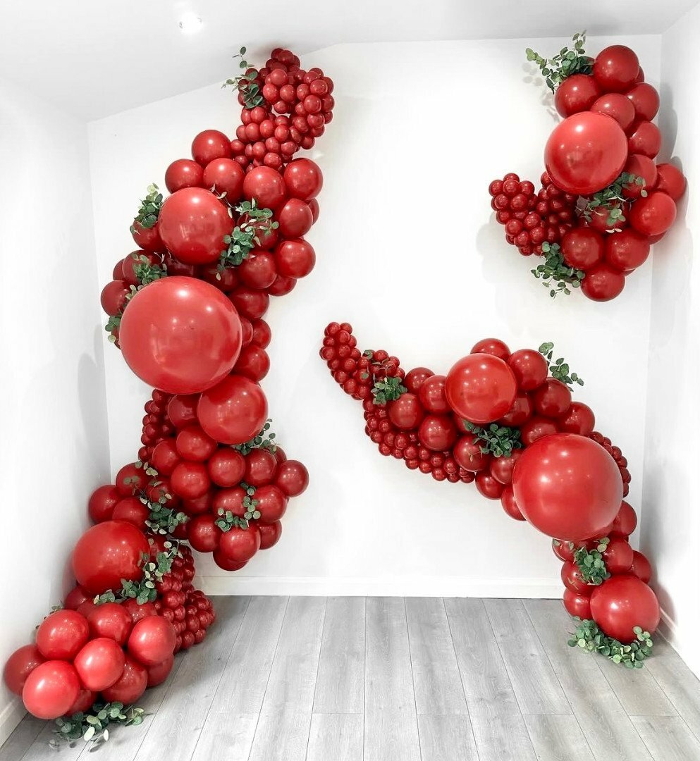 Красная разнокалиберная гирлянда для фотозоны