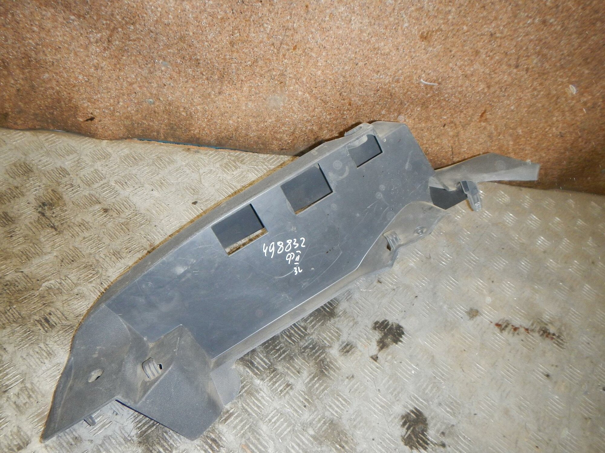 Б/У Держатель полки, Ford (Форд)-FOCUS 2 (05-08) FORD FOCUS 2 (05-08) 3дв левый Грязный, царапины. 498832 FORD арт. 1356362