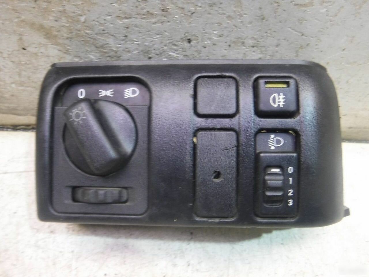 Переключатель света фар Opel Vectra A (1988—1995) 90269733