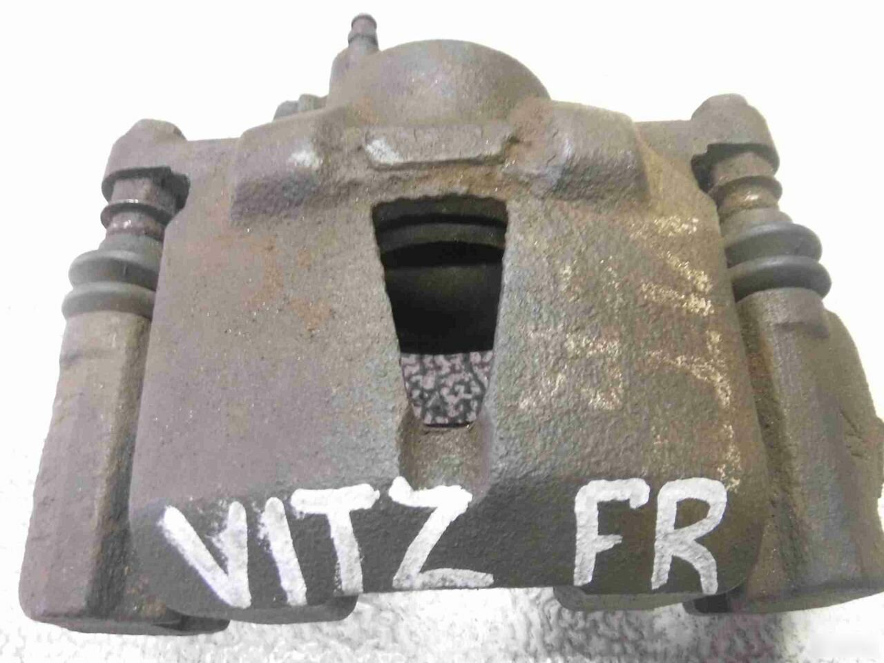 Суппорт тормозной передний правый Toyota Vitz I (1999—2005) 4773052010