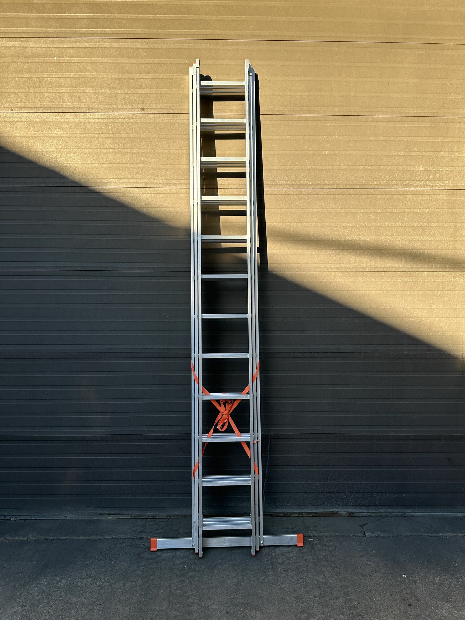 Лестница алюминиевая трехсекционная Sarayli-M 3х12 общая высота 8,20м