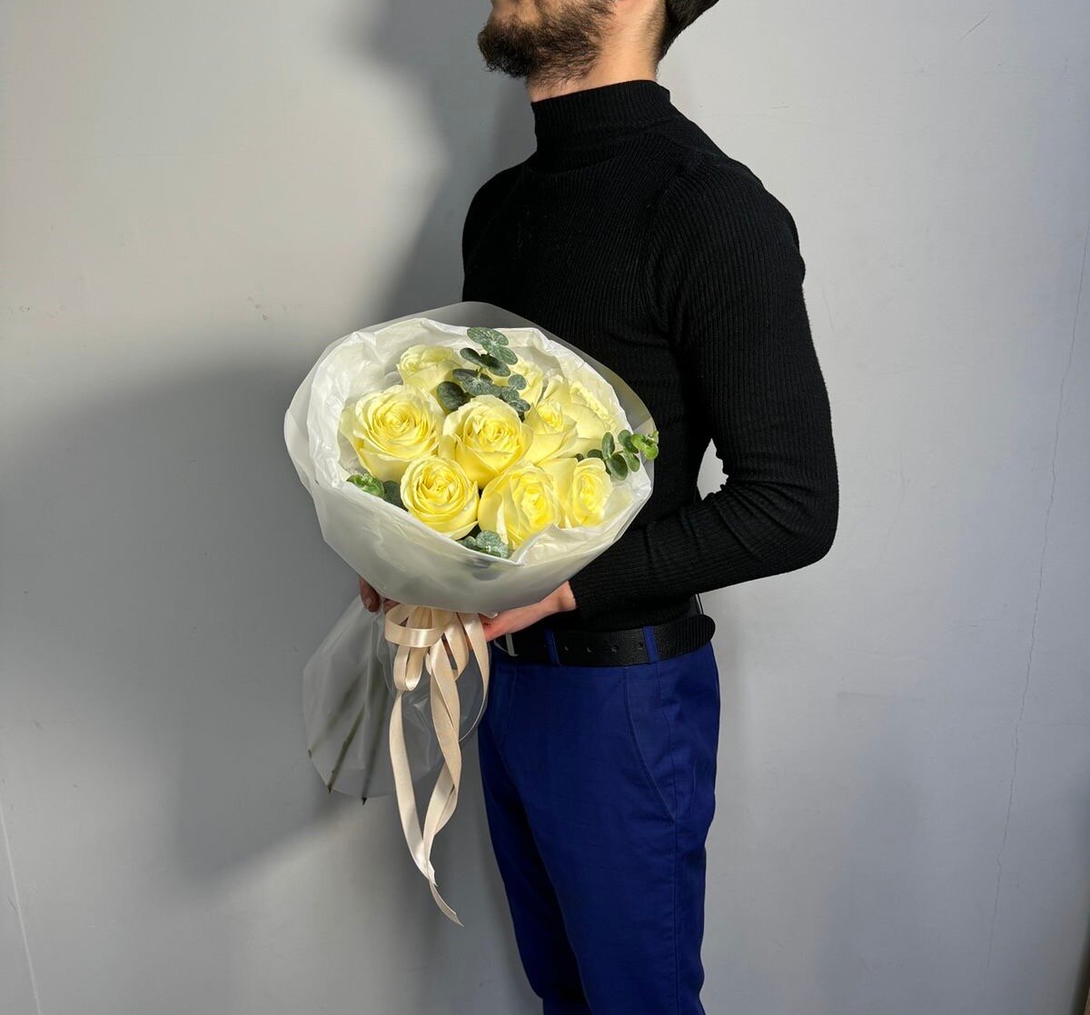 Букет из 9 белых роз с эвкалиптом