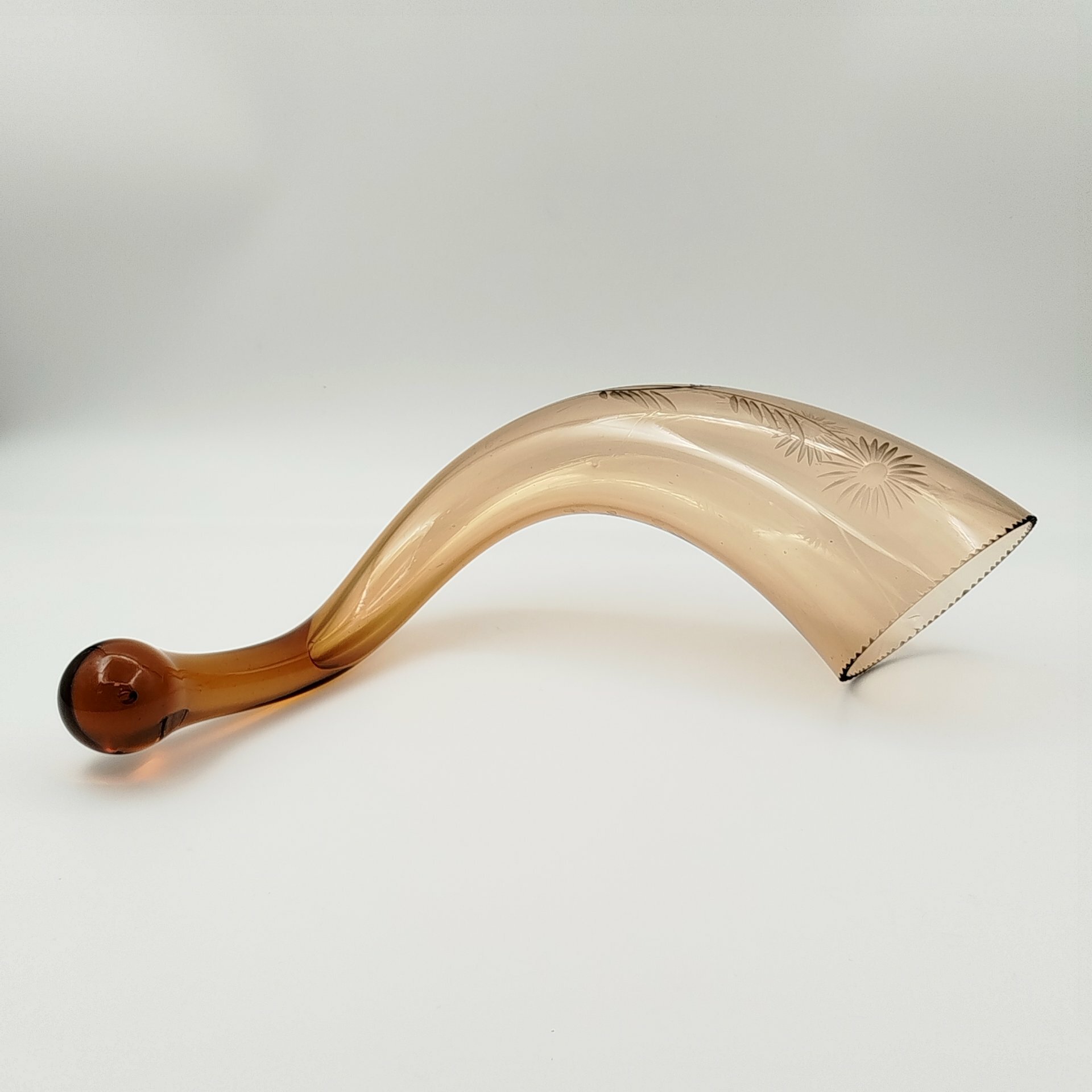 Рог декоративный с изображением цветов, цветное стекло, алмазная грань, СССР